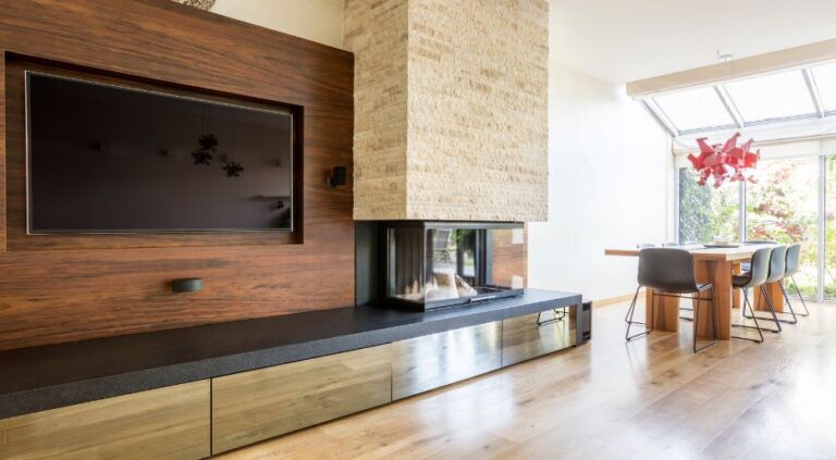 Comment placer la TV et la cheminée sans risques